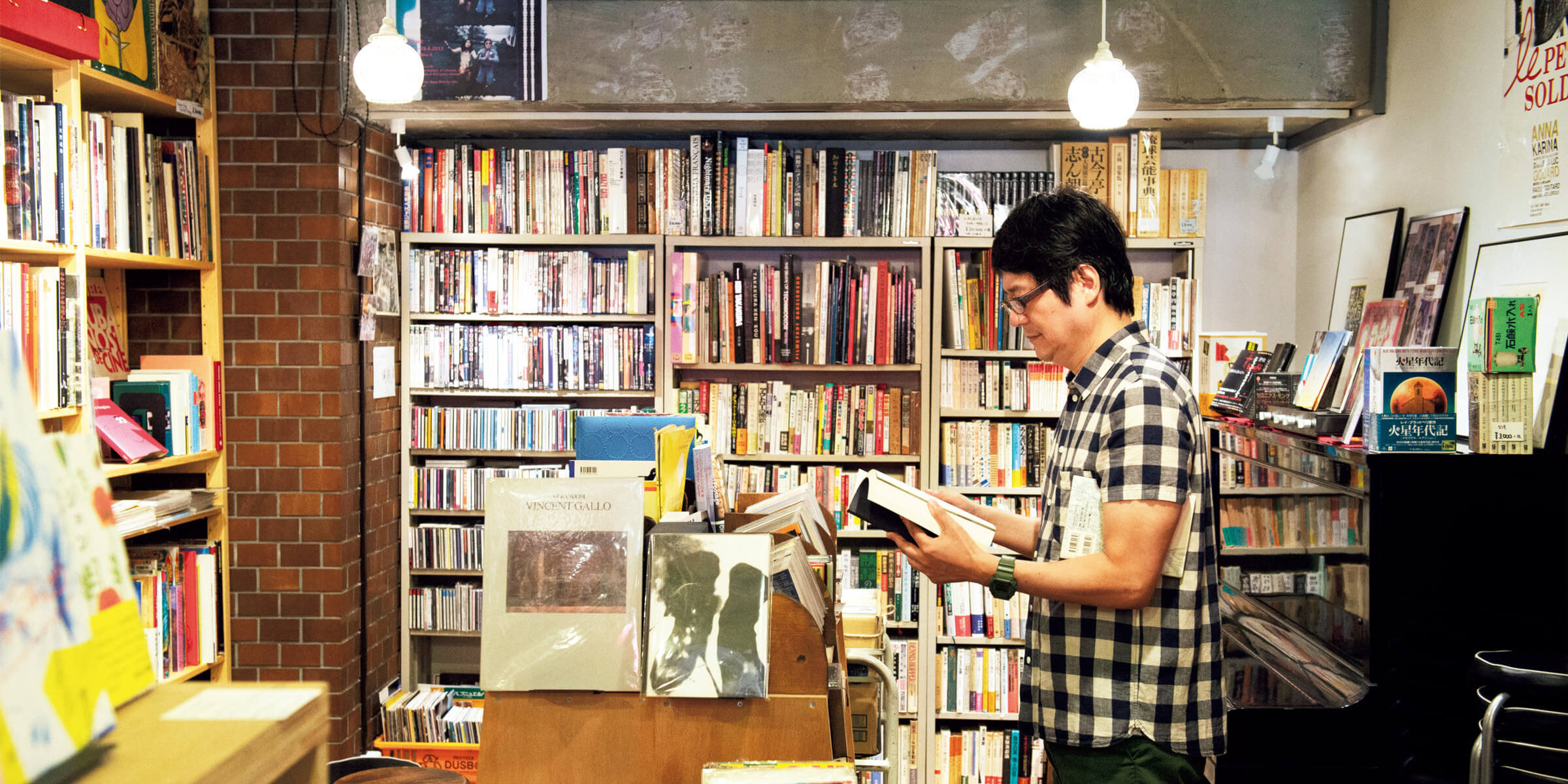 作家・穂村弘が谷根千の本屋をパトロール。東大近くの“本の街”には徒歩圏内に書店が点在 | ブルータス| BRUTUS.jp