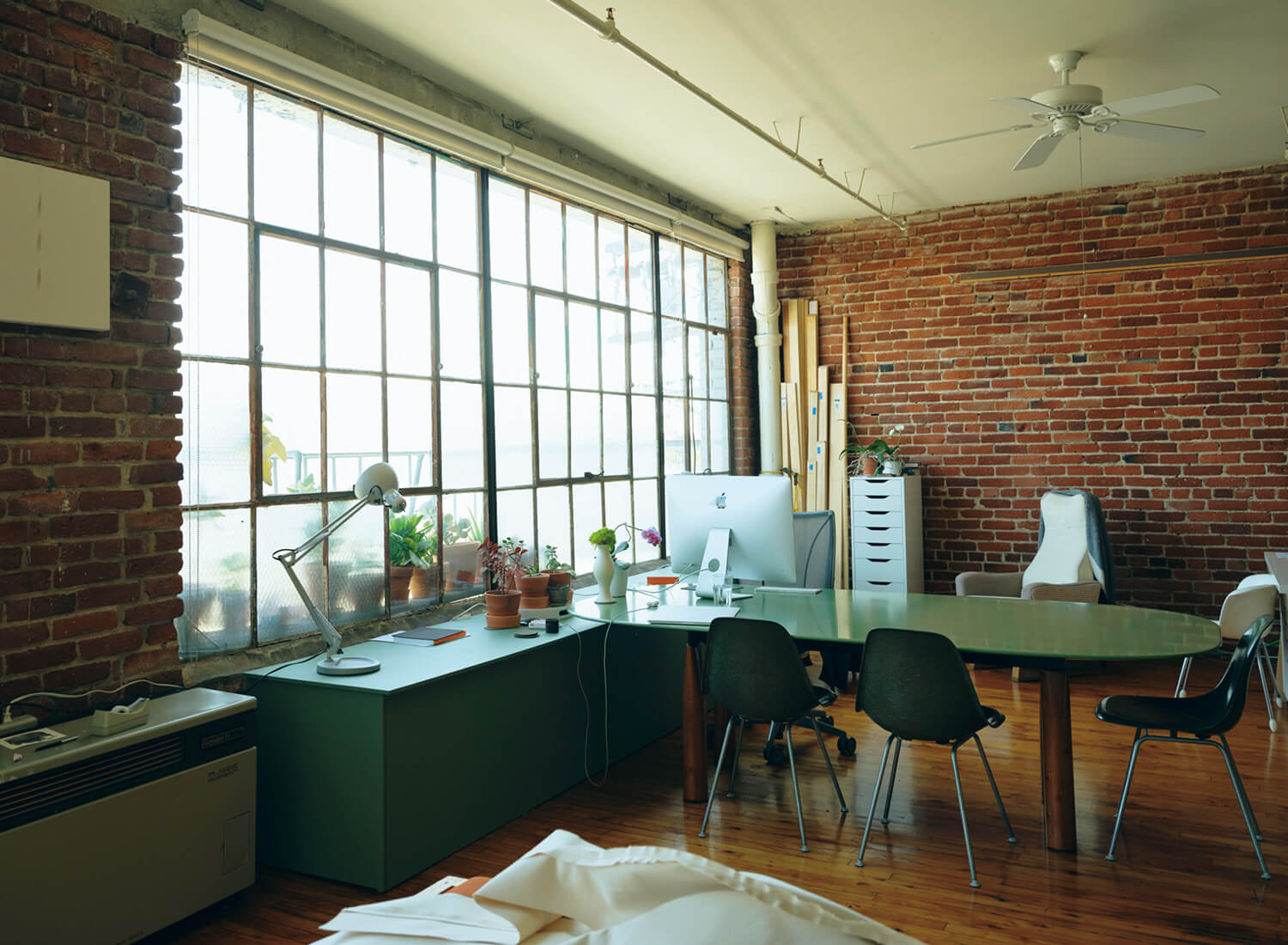 Christa B.Allen（女優）とChuck Krall（フォトグラファー）の居住空間。LAダウンタウンで出会った、アーティストの暮らし ...